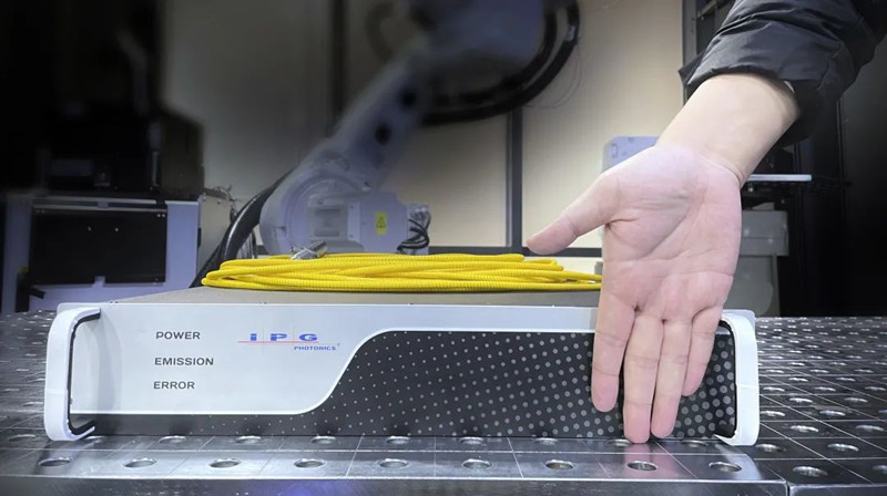 IPG Photonics YTTERBIUM FIBER LASER Model YLR-3000-U-K laser source 3000w from China ...